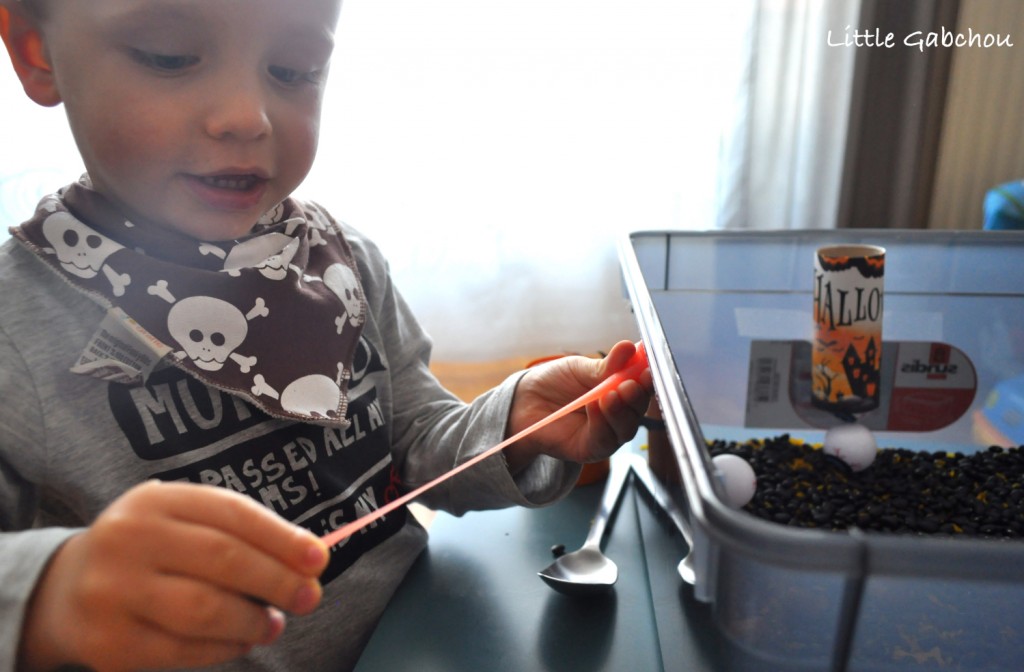 Activité Montessori: le bac sensoriel sur le thème d’Halloween