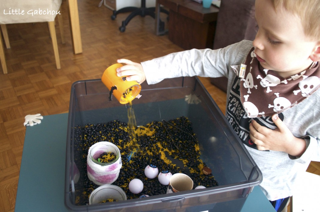 Activité Montessori: le bac sensoriel sur le thème d’Halloween