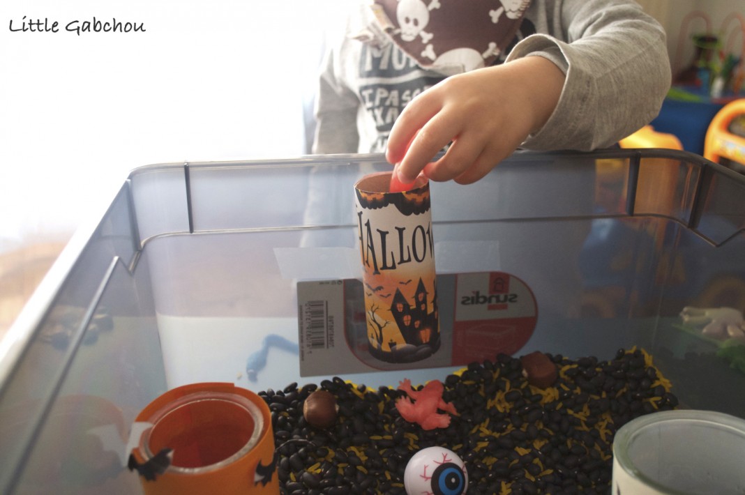 Activité Montessori: le bac sensoriel sur le thème d’Halloween