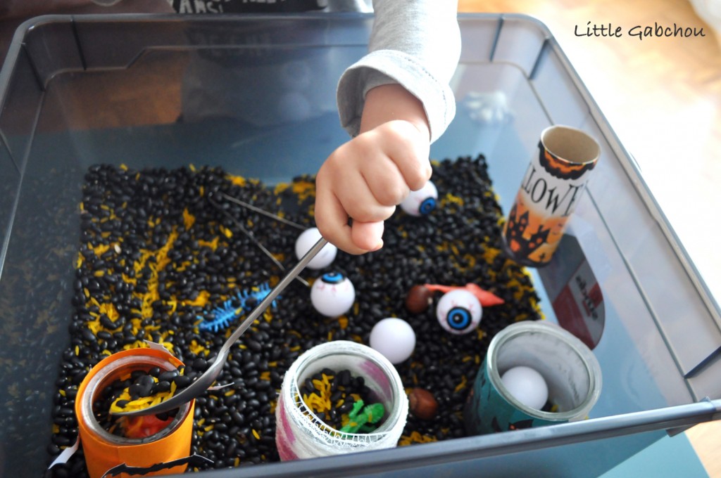 Activité Montessori: le bac sensoriel sur le thème d’Halloween