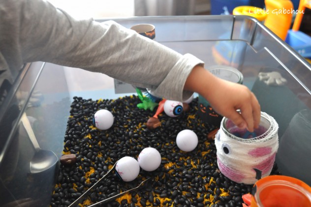 Activité Montessori: le bac sensoriel sur le thème d’Halloween