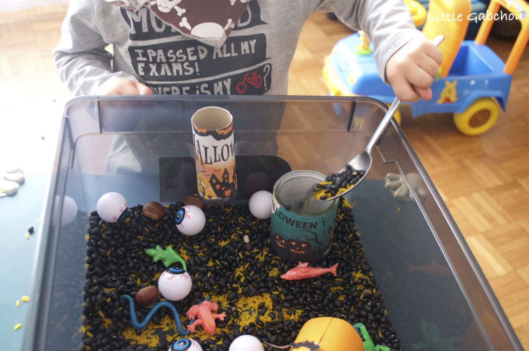 Activité Montessori: le bac sensoriel sur le thème d’Halloween