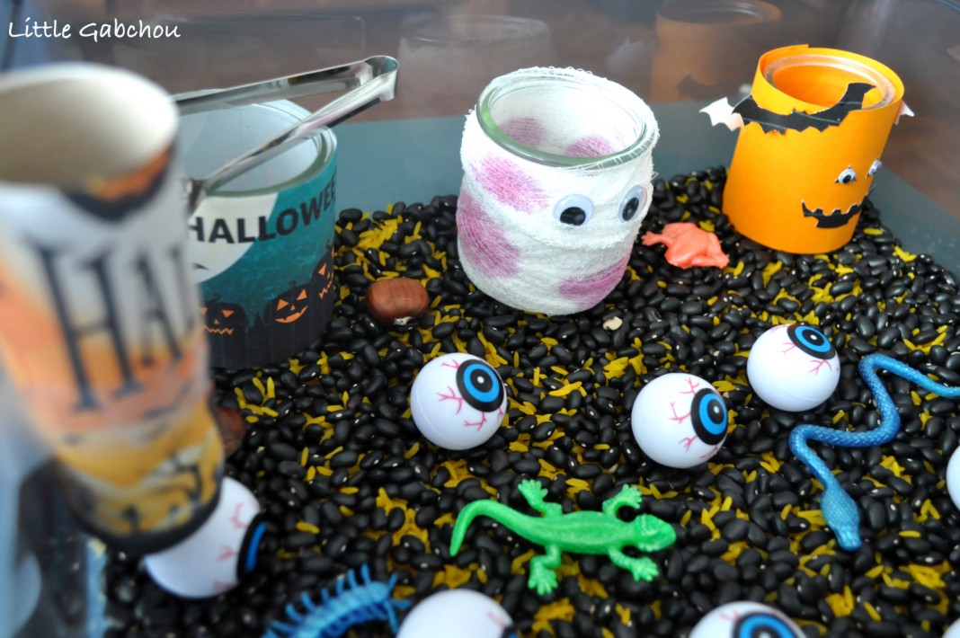 Activité Montessori: le bac sensoriel sur le thème d’Halloween