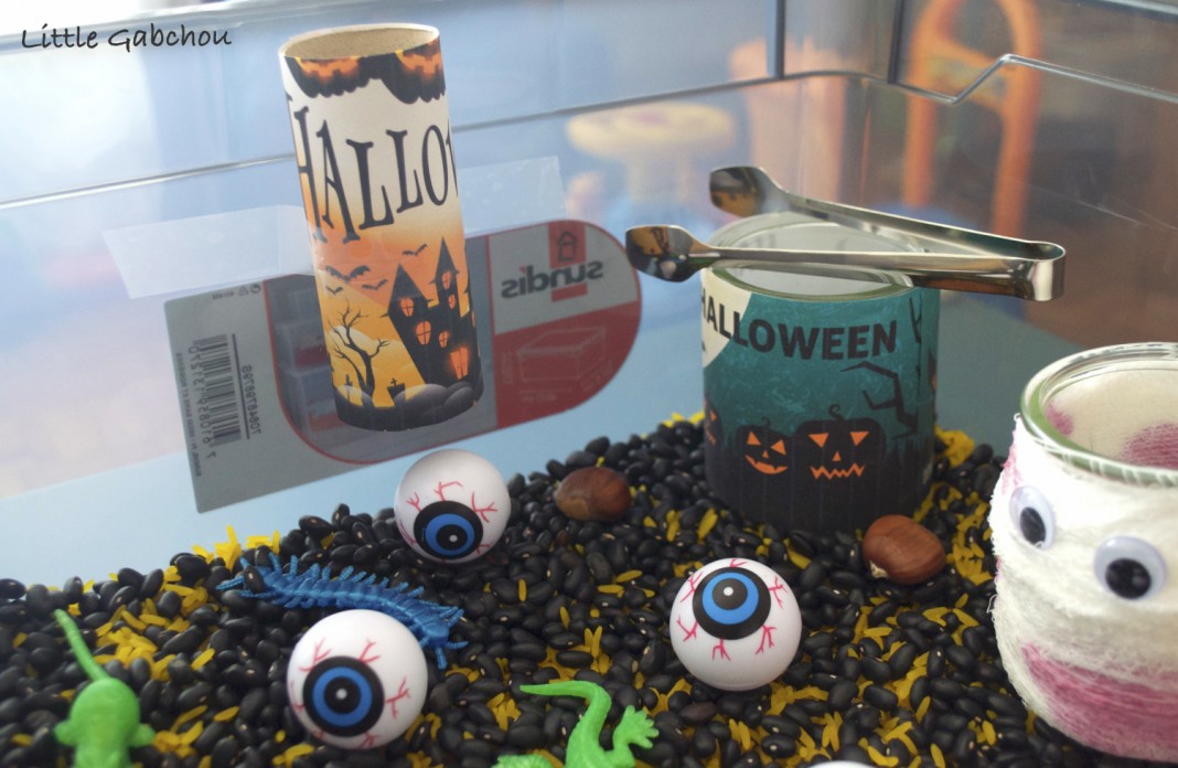 Activité Montessori: le bac sensoriel sur le thème d’Halloween